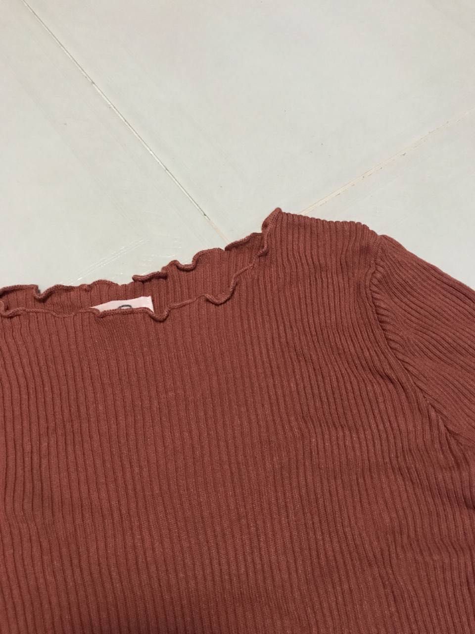 rust ribbed scallop hem top, Women's Fashion, Tops, Shirts on Carousell