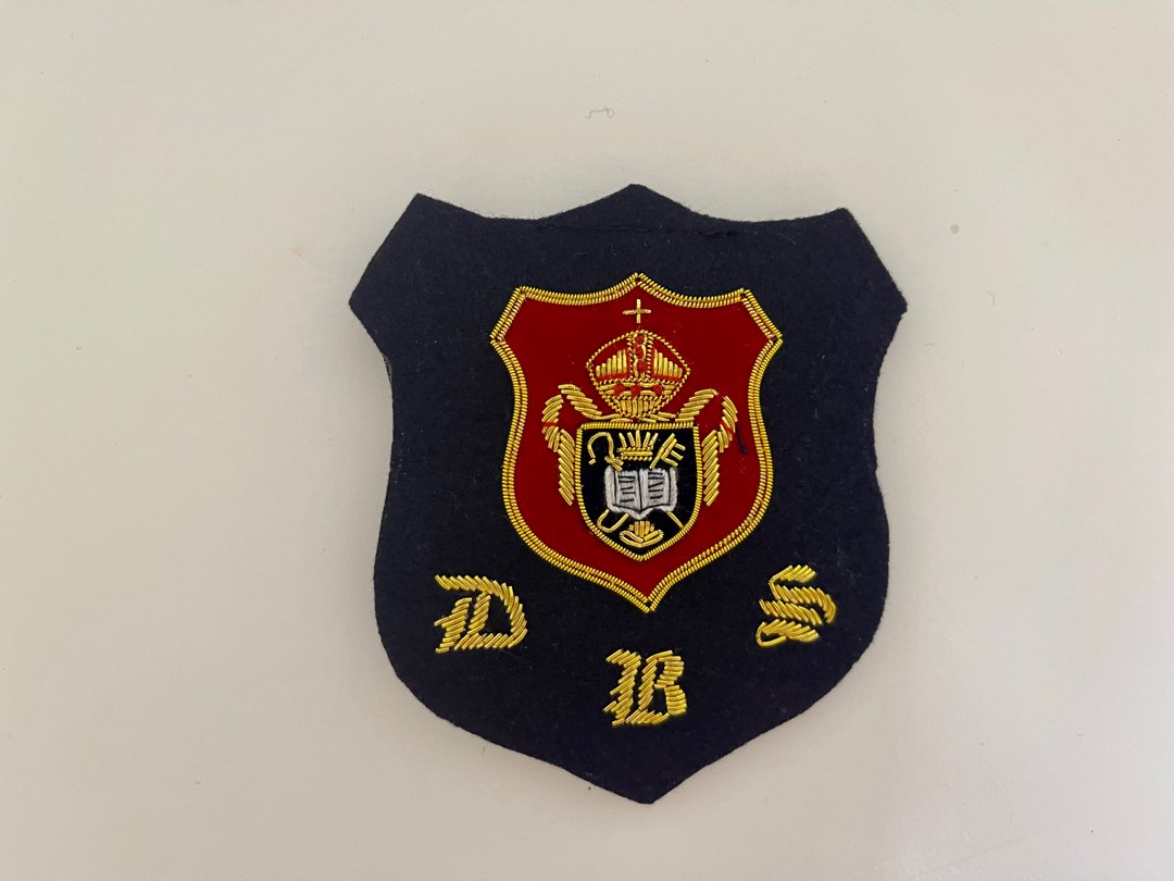 拔萃 DBS 徽章 clip on badge, 兒童＆孕婦用品, 嬰兒及小童流行時尚 - Carousell