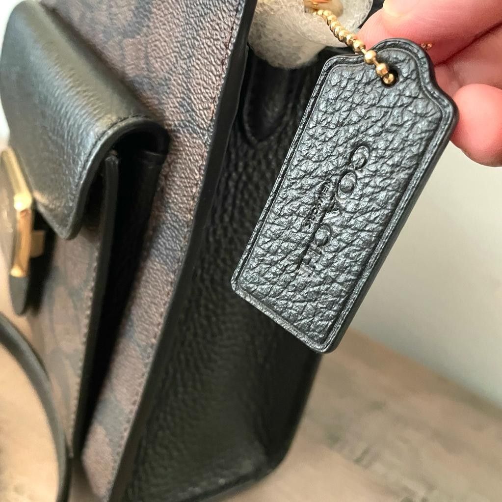 Coach cross bosy bag, Women's Fashion, Bags & Wallets, Cross-body Bags ...