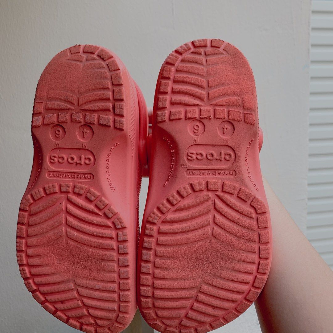 Crocs Coral, Women's Fashion, Footwear, Flipflops and Slides on Carousell