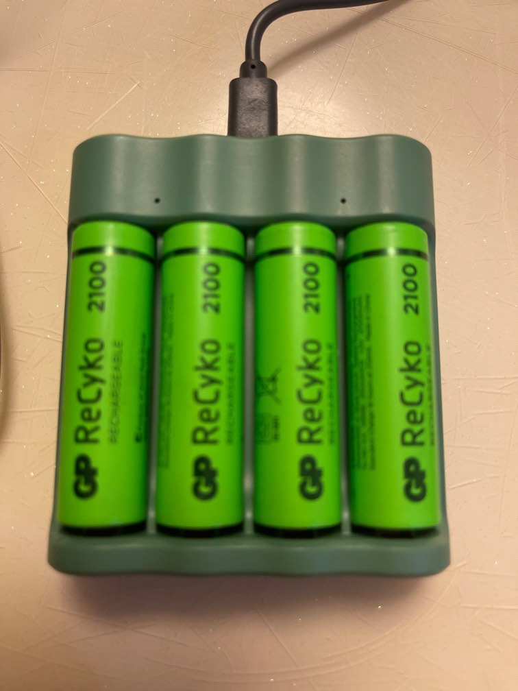 GP recyko battery charger and 4 AA rechargeable batteries, Photography ...