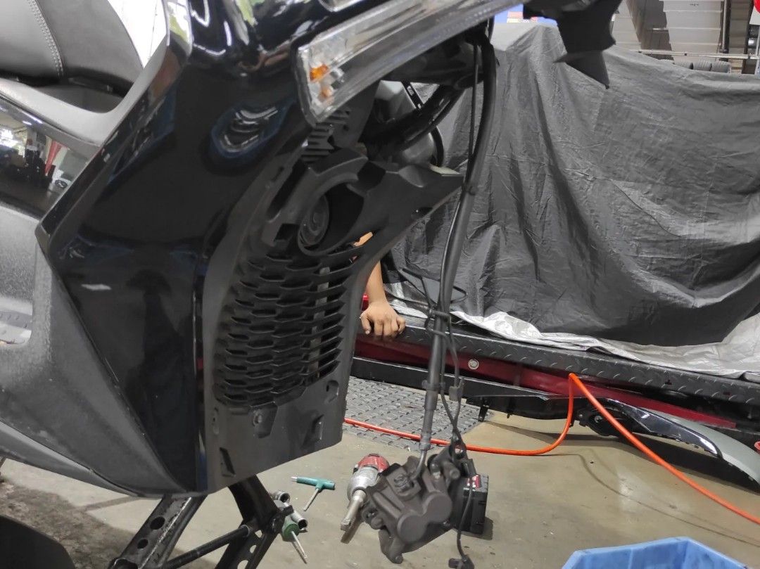 OHLINS FSK131 FRONT FORK KIT ON XMAX, Motorcycles, Motorcycle ...