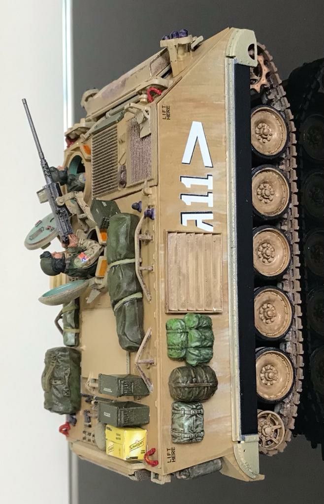 TAMIYA US M113 Armoured Personnel Carrier + 2 APC crew + 4 soldiers ...