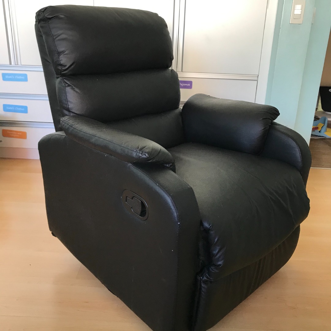 TV chair or napping chair with adjustable leg rest perfect for elderly ...