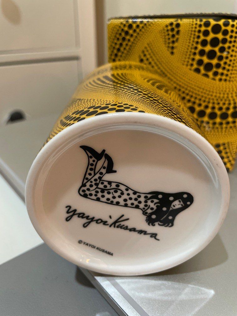 草間彌生 YAYOI KUSAMA Coffee Mug, 傢俬＆家居, 廚具和餐具, 茶具配件 - Carousell