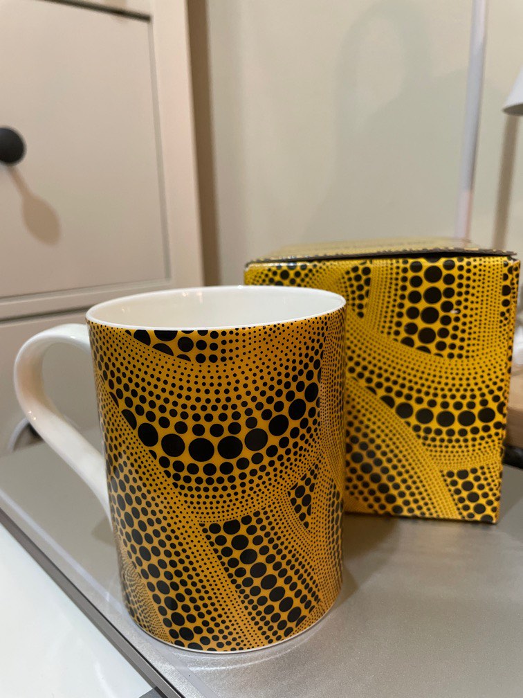 草間彌生 YAYOI KUSAMA Coffee Mug, 傢俬＆家居, 廚具和餐具, 茶具配件 - Carousell