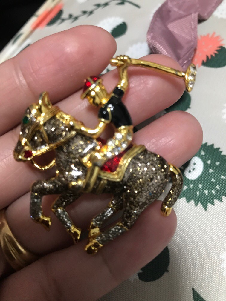 Brouche, Women's Fashion, Jewelry & Organizers, Brooches on Carousell