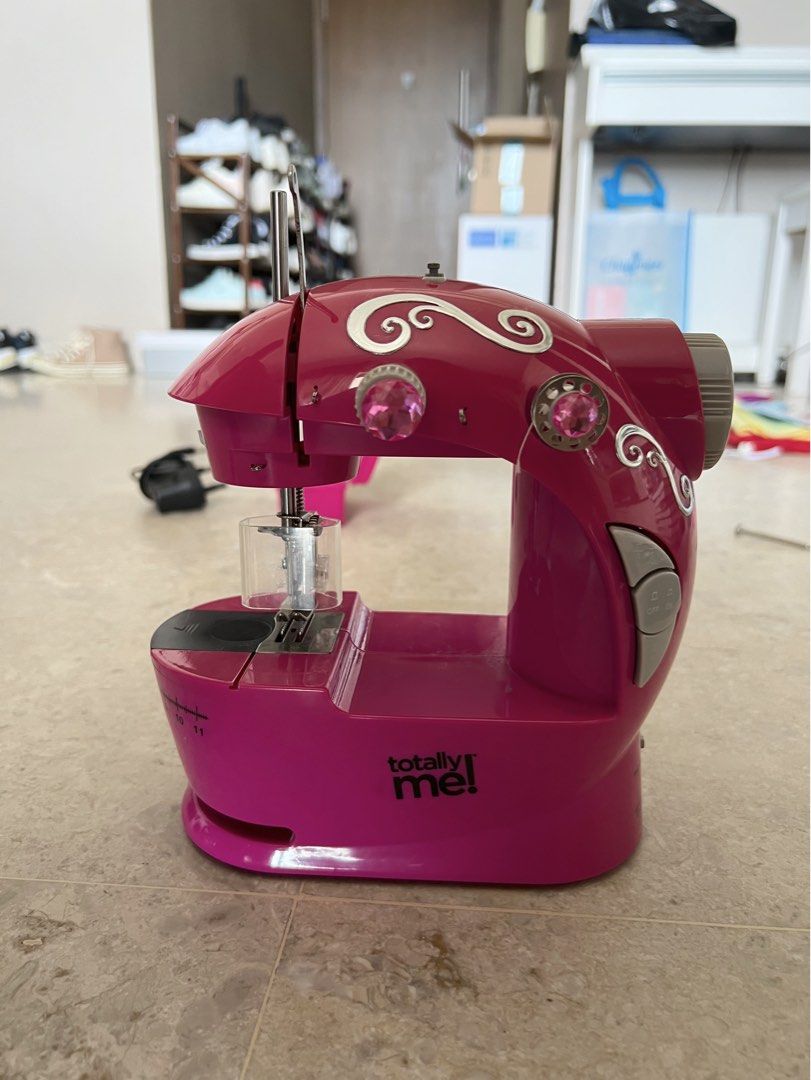 'totally me!' mini sewing machine, Hobbies & Toys, Stationery & Craft ...