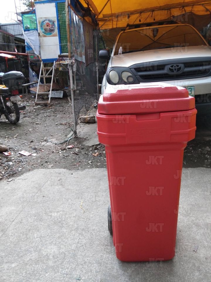 Trash bin roller king, Furniture & Home Living, Cleaning & Homecare ...
