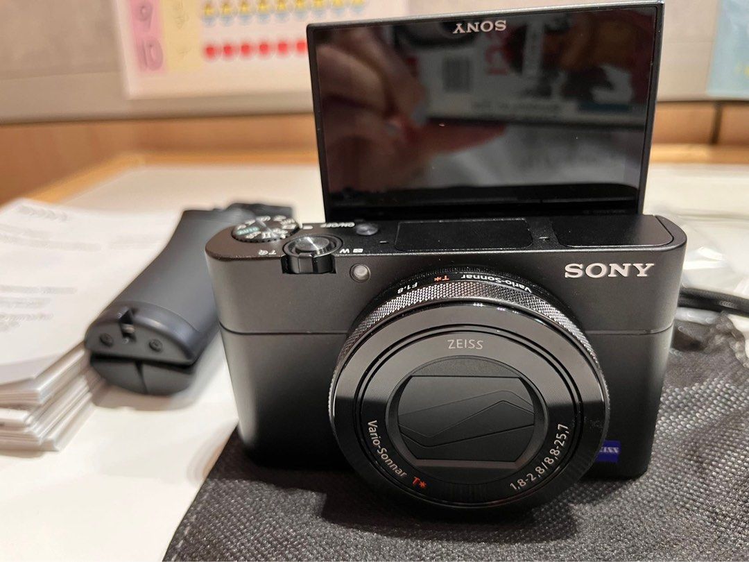 Sony RX100 M5 Mark V + Sony tripod, Photography, Cameras on Carousell