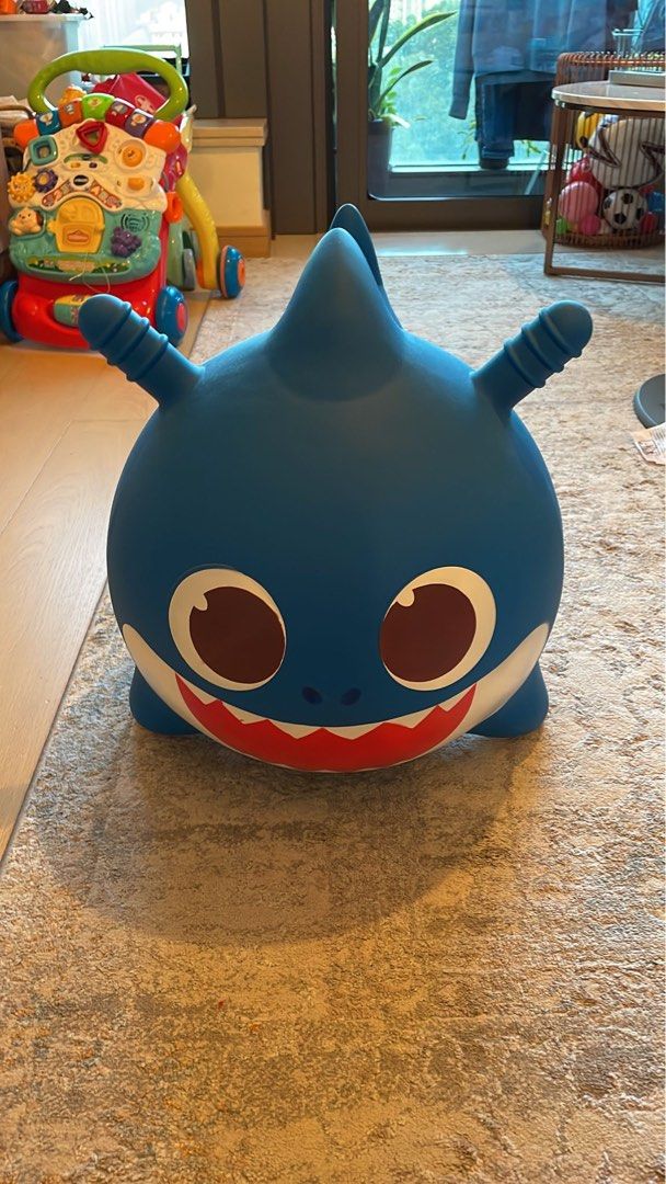 Baby Shark bouncing toy, 興趣及遊戲, 玩具 & 遊戲類 - Carousell