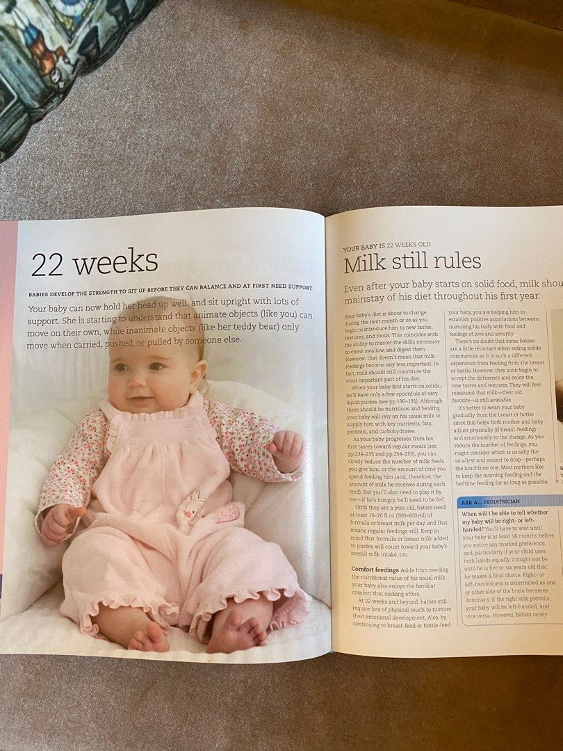 Buku Baby Milestones and Baby Stages, Bayi & Anak, Lainnya di Carousell