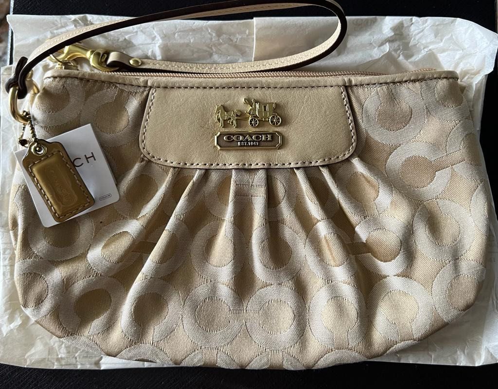 Coach clutch BAG IN DIFFERE COLORS , Luxury, Bags & Wallets on Carousell