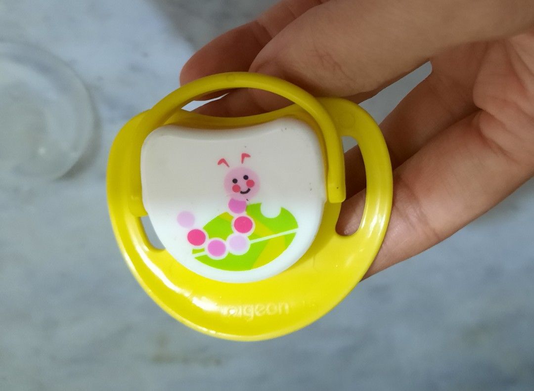 Empeng Dot Peageon dan rantai Dodo, Bayi & Anak, Baju Bayi di Carousell