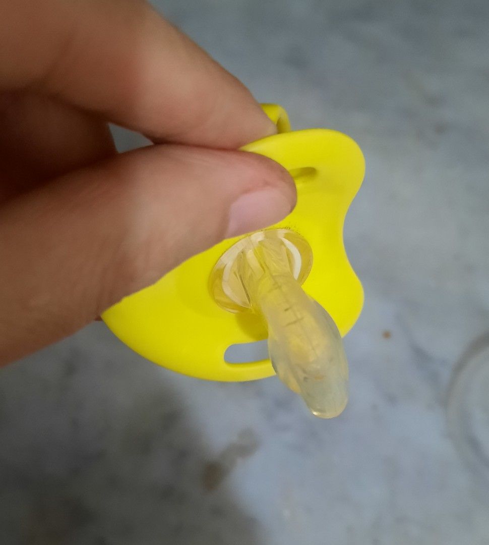 Empeng Dot Peageon dan rantai Dodo, Bayi & Anak, Baju Bayi di Carousell