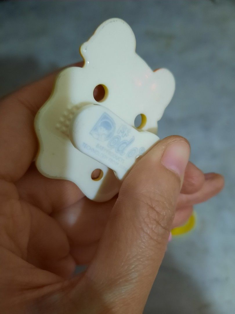 Empeng Dot Peageon dan rantai Dodo, Bayi & Anak, Baju Bayi di Carousell