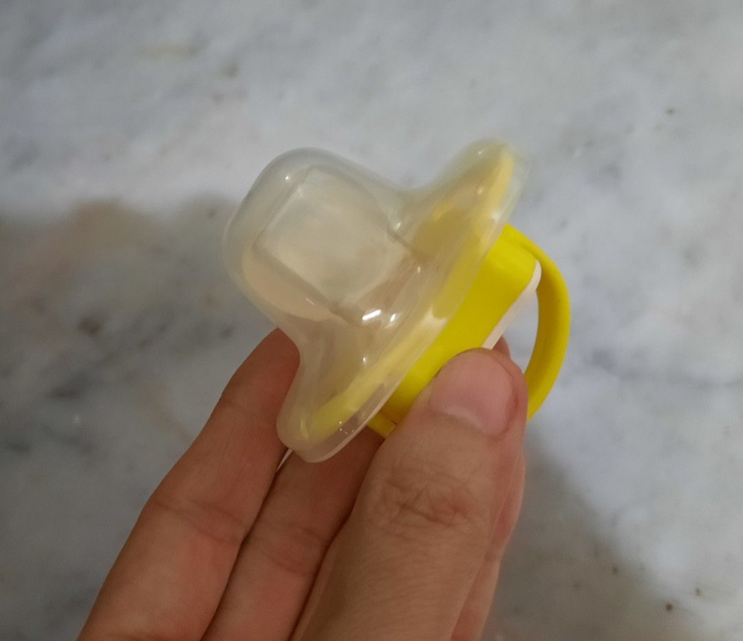 Empeng Dot Peageon dan rantai Dodo, Bayi & Anak, Baju Bayi di Carousell