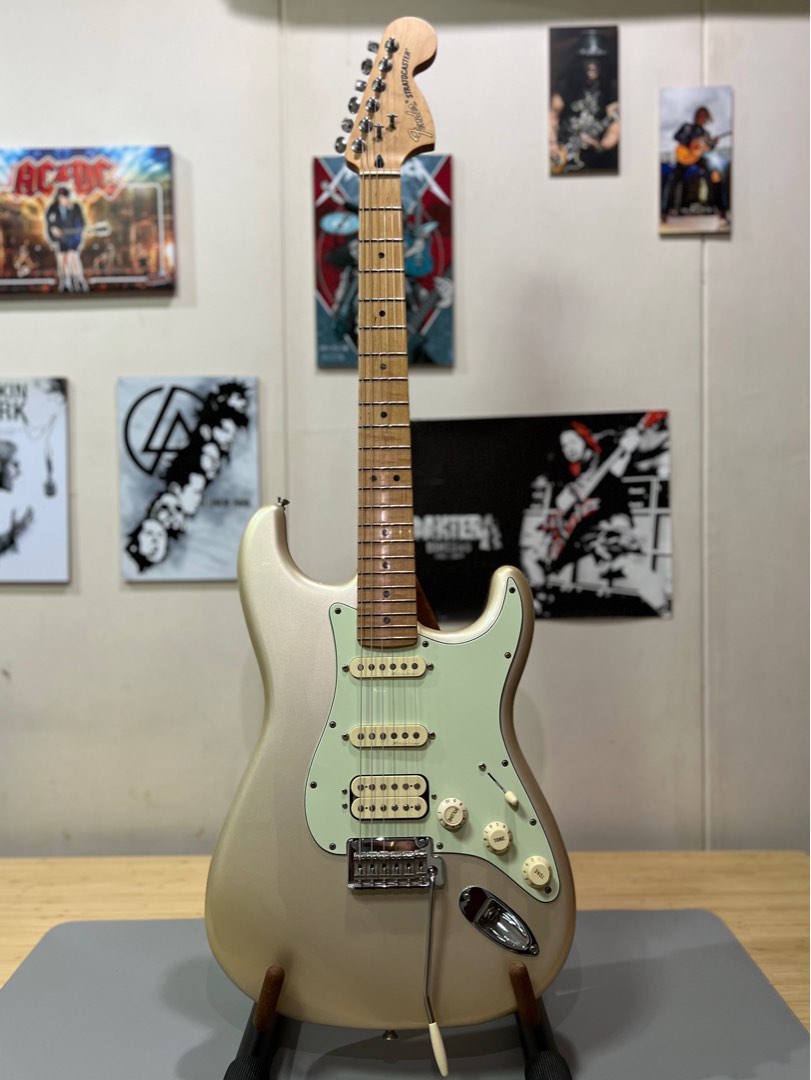 Fender Deluxe Stratocaster HSS - Mexico ( MX19149275), Hobbies & Toys ...