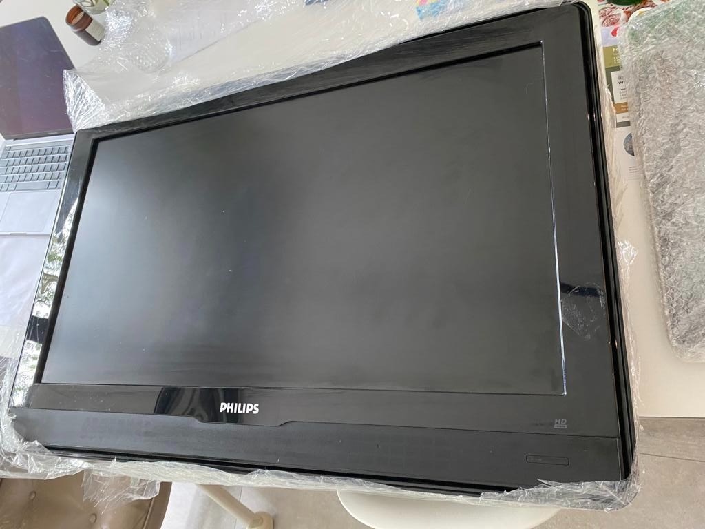 Philips 31" TV, Furniture & Home Living, Furniture, TV Consoles on ...