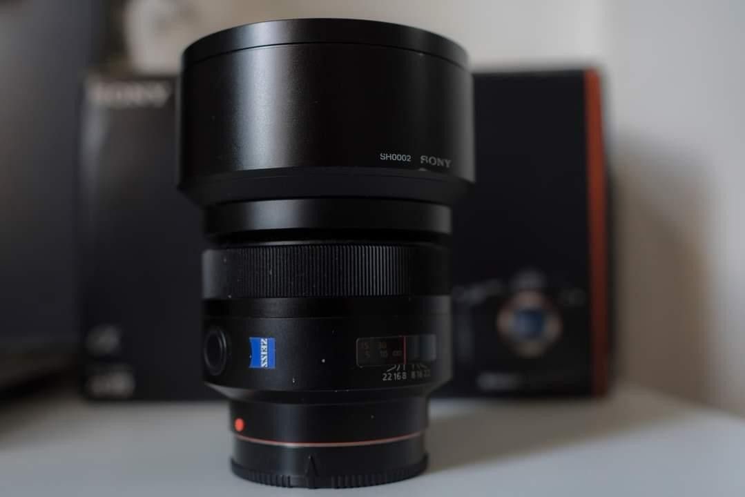 SONY ZEISS 85mm 1.4 PLANAR (A-Mount), Photography, Lens & Kits on Carousell