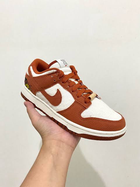 Nike dunk low sun club burnt orange, Fesyen Wanita, Sepatu di Carousell