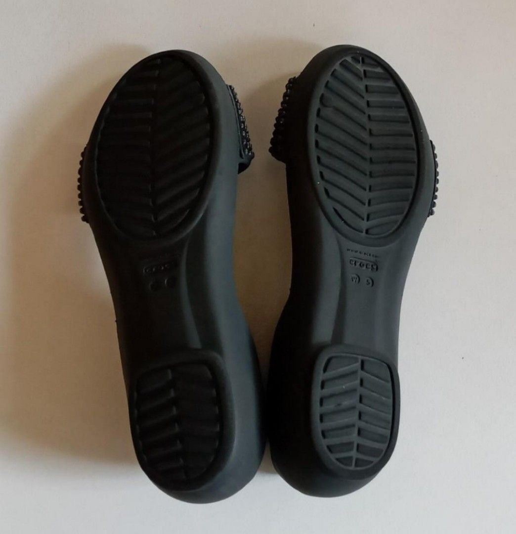 Crocs w5, Women's Fashion, Footwear, Flats & Sandals on Carousell