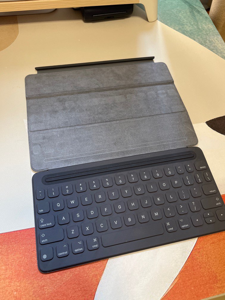 iPad Pro 10.5吋 原廠 keyboard, 電腦＆科技, 電腦周邊及配件, 電腦鍵盤及相關產品 - Carousell