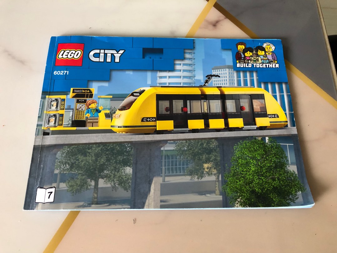 Lego 60271 City Main Square - Tram and Transit Station Platform ...