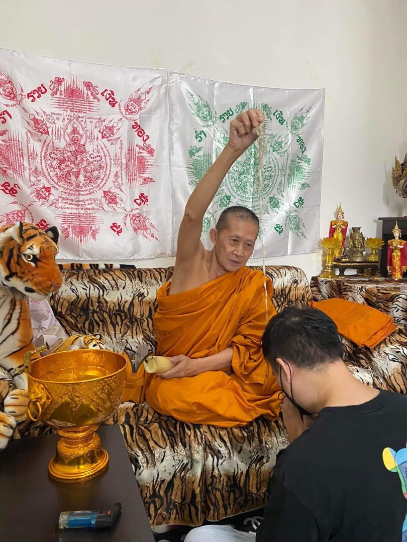 LP Watchara Kuman Thong / KMT / Kumantong, Hobbies & Toys, Memorabilia ...