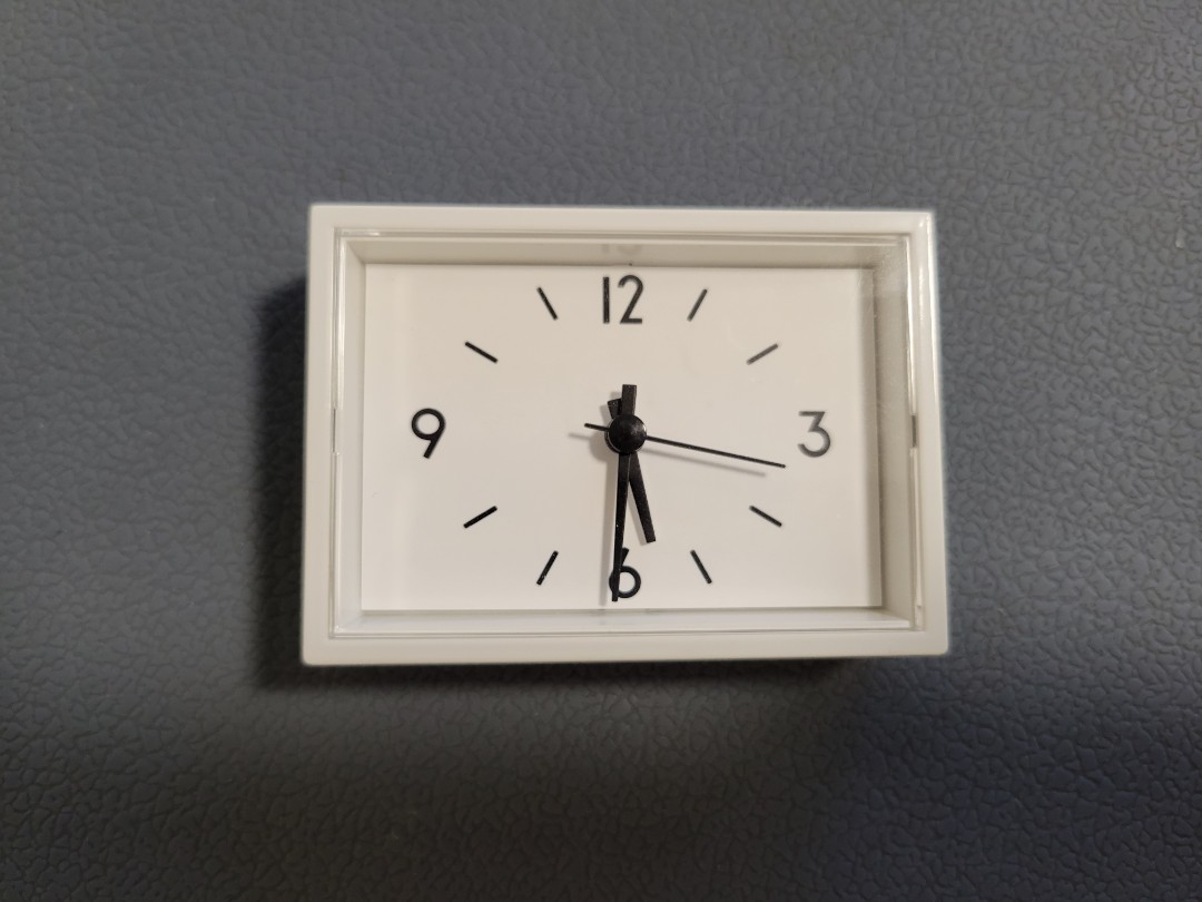 Muji mini clock, 家庭電器, 其他家庭電器 - Carousell