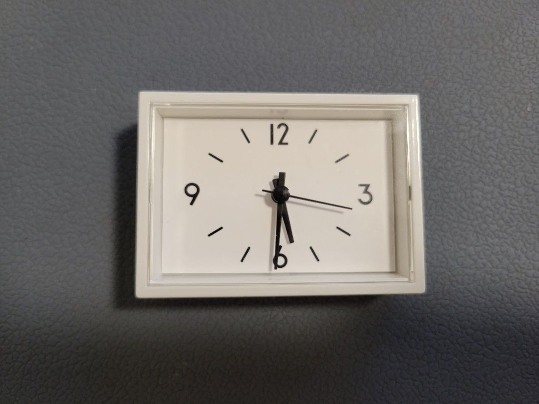 Muji mini clock, 家庭電器, 其他家庭電器 - Carousell