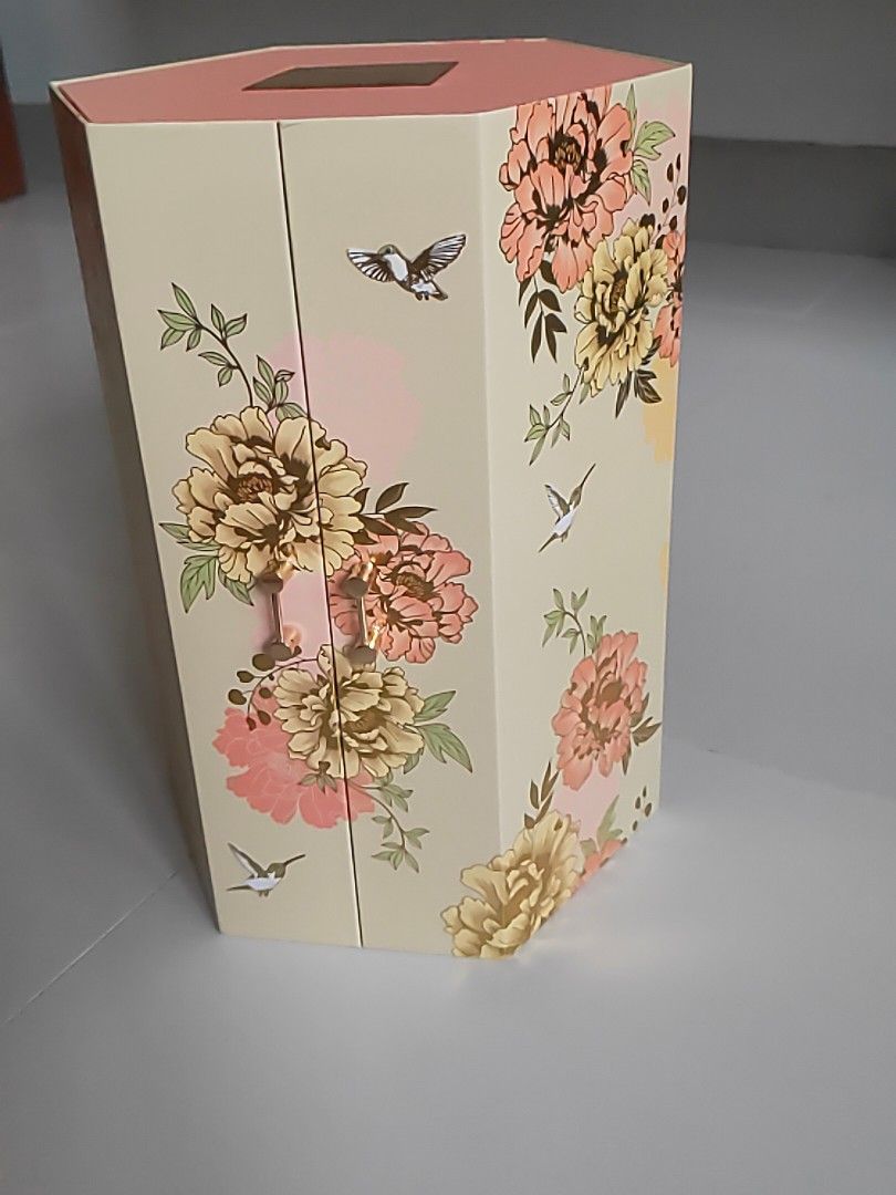 Shangri-la mooncake box, Furniture & Home Living, Home Improvement ...