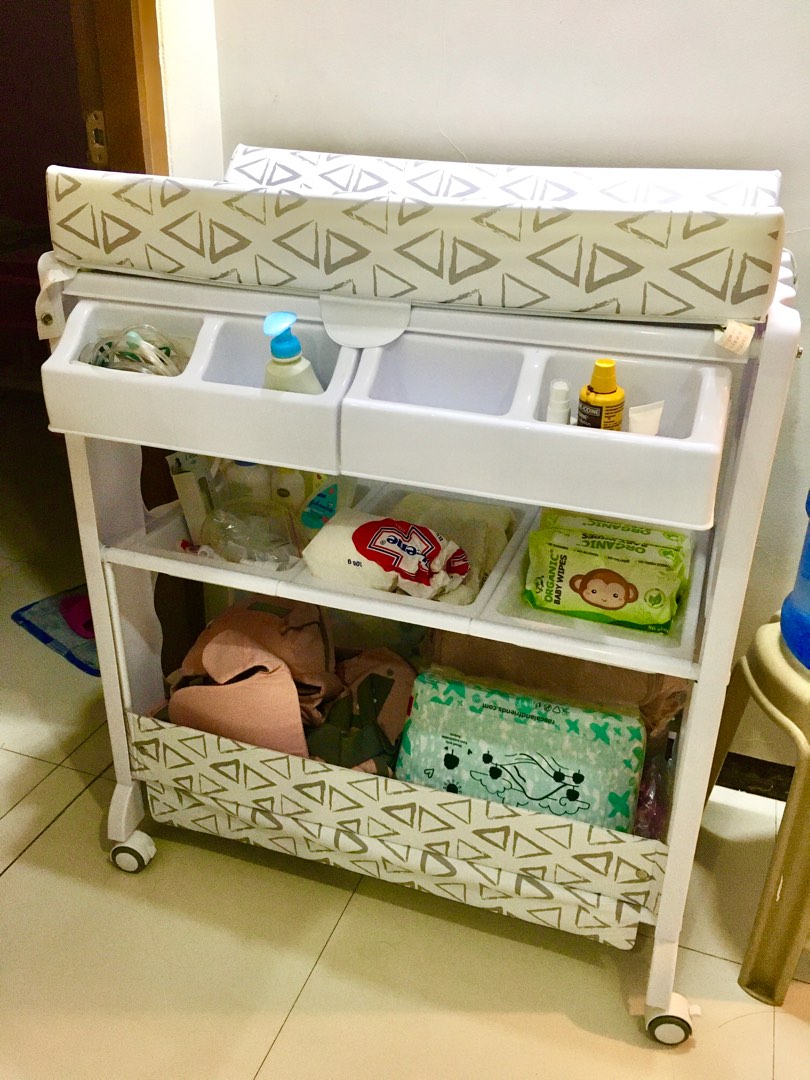 Bath tub/Changing diaper table, Babies & Kids, Bathing & Changing ...