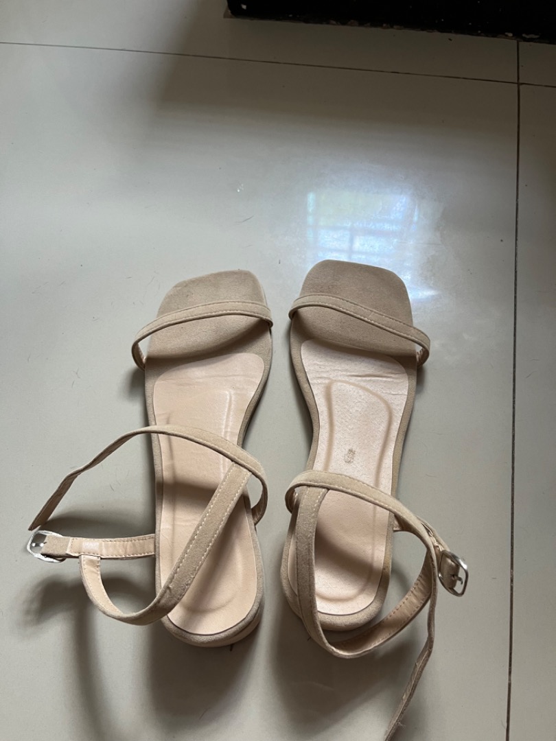 1-inch heel sandals, Women's Fashion, Footwear, Flats & Sandals on ...