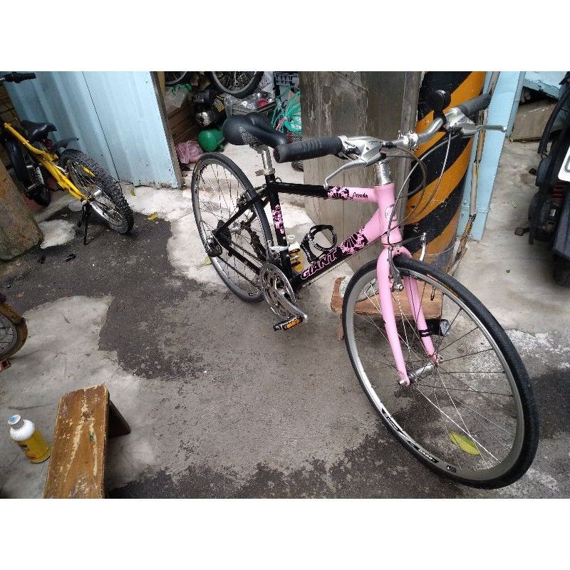 現貨 庫存出清 捷安特 GIANT 24速變速 鋁合金 女性XS車架 粉黑色 高級 公路車 喜歡現場看車限量一台淡水自取, 體育器材, 自行車及配件, 單車在旋轉拍賣