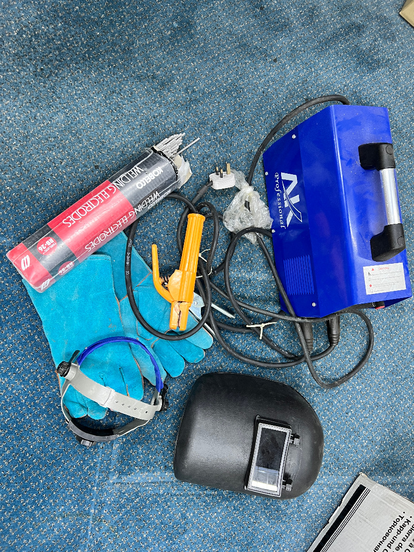 ARC200DT 240v Welding Set, Furniture & Home Living, Home Improvement ...