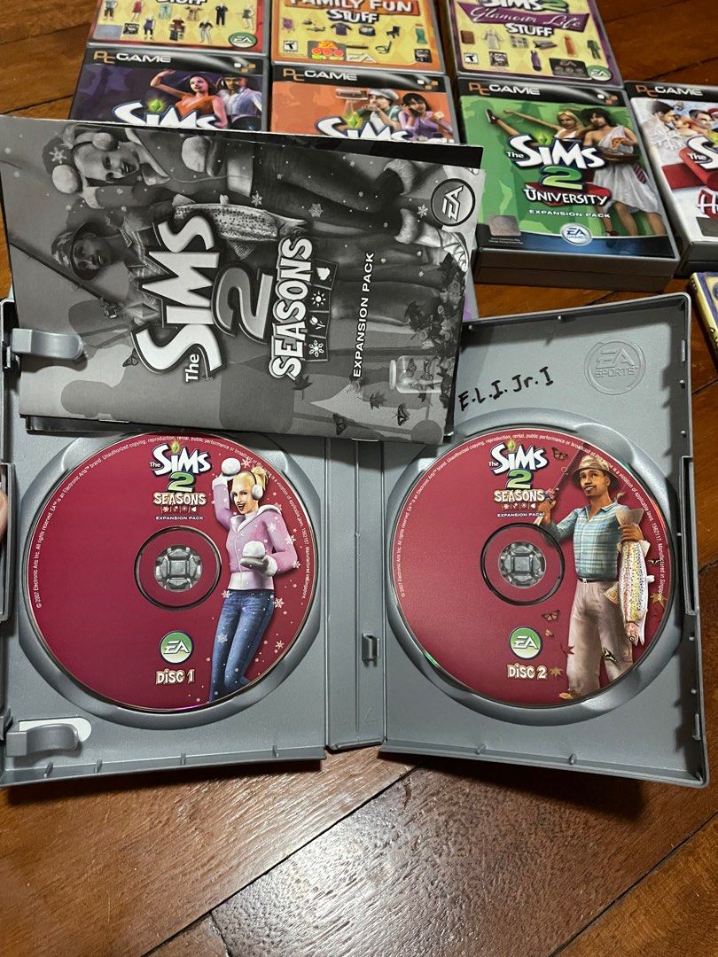 Preloved The Sims 2 Holiday Edition Base Game with 6 Expansions and 5 ...