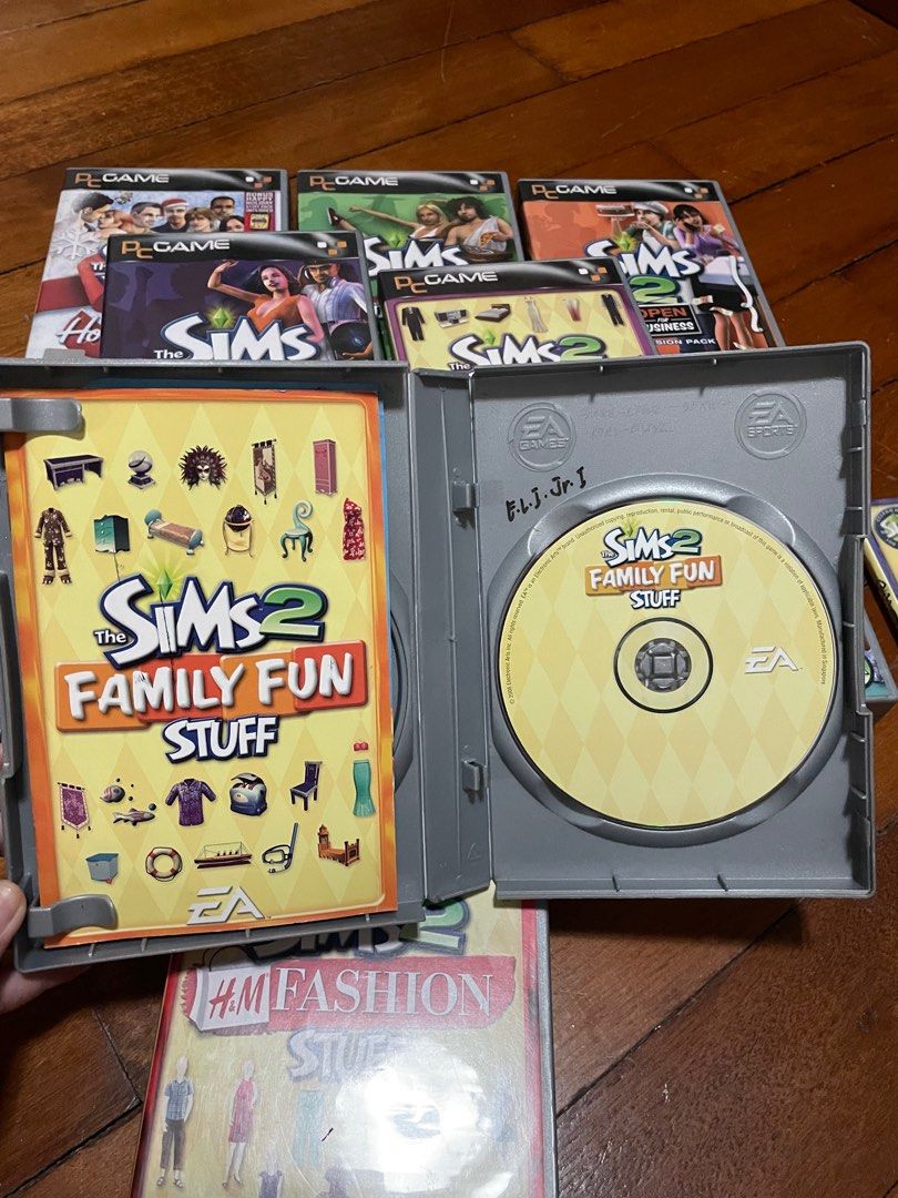 Preloved The Sims 2 Holiday Edition Base Game with 6 Expansions and 5 ...