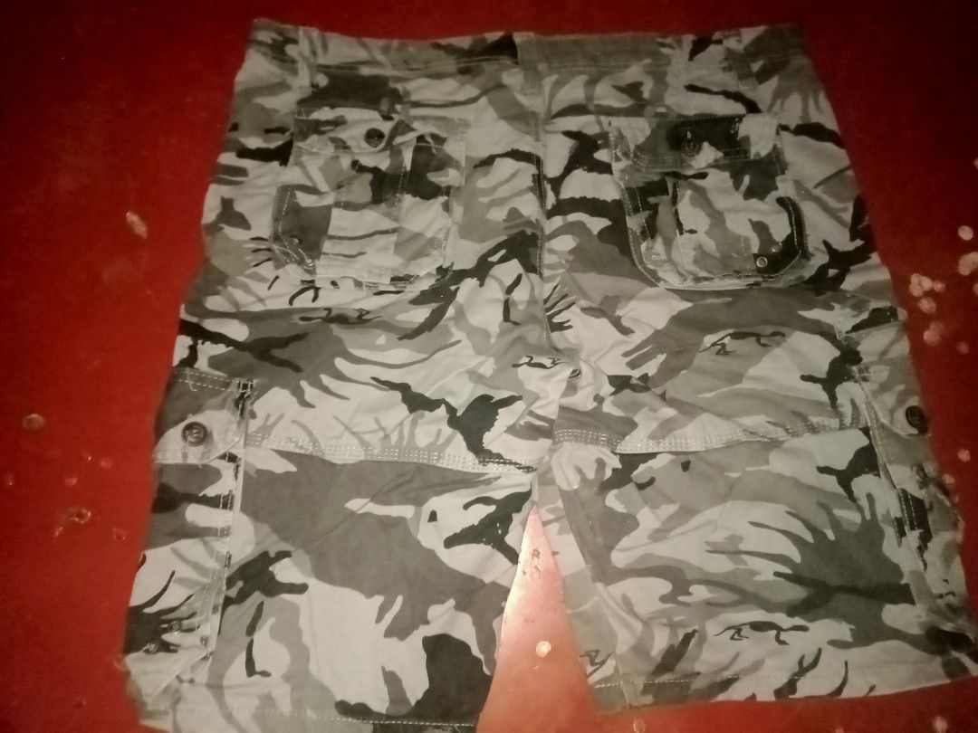 6 pocket short, Men's Fashion, Bottoms, Shorts on Carousell