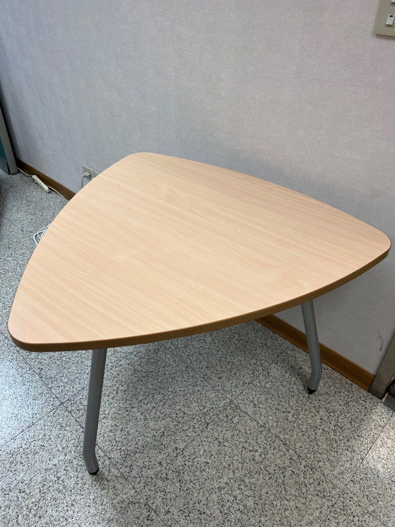 （超新二手）三角桌, 家具及居家用品, 家具, 桌子在旋轉拍賣