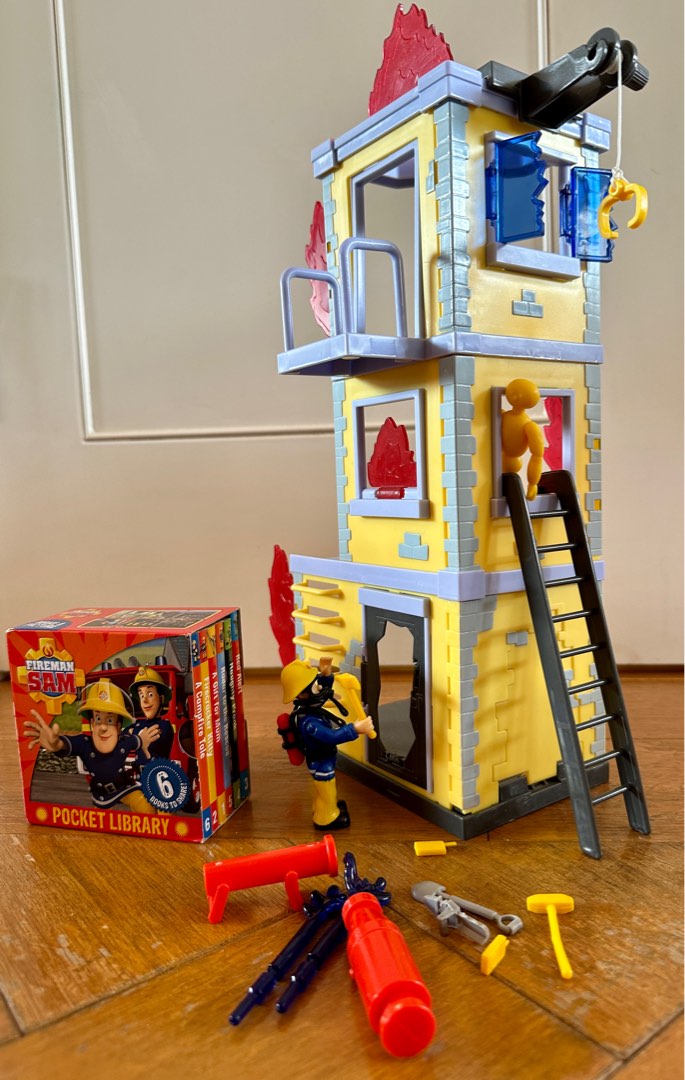 FIREMAN SAM RESCUE TOWER WITH 6 BOOK POCKET LIBRARY, 興趣及遊戲, 玩具 & 遊戲類 ...