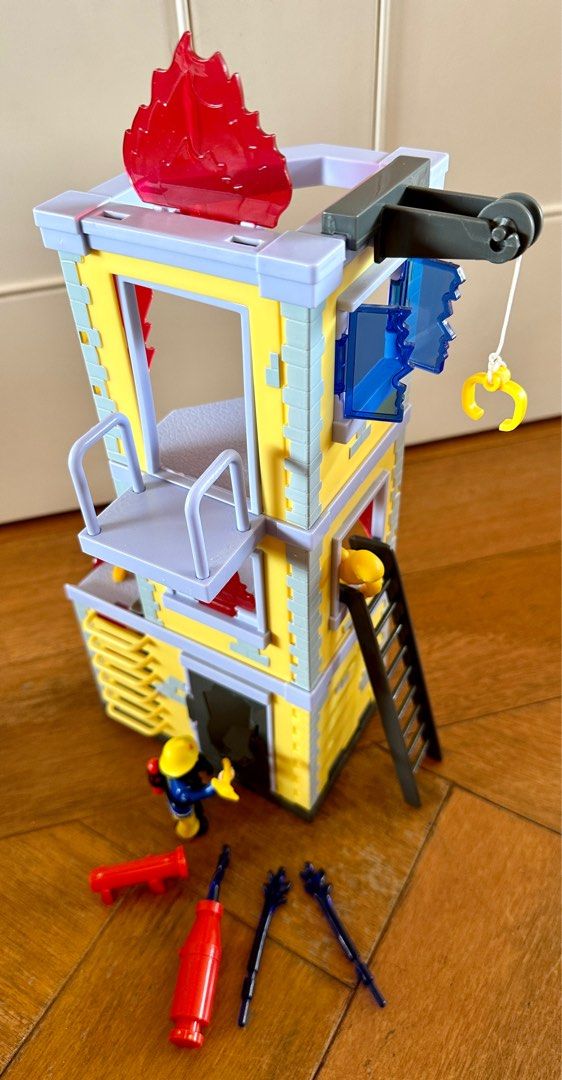 FIREMAN SAM RESCUE TOWER WITH 6 BOOK POCKET LIBRARY, 興趣及遊戲, 玩具 & 遊戲類 ...