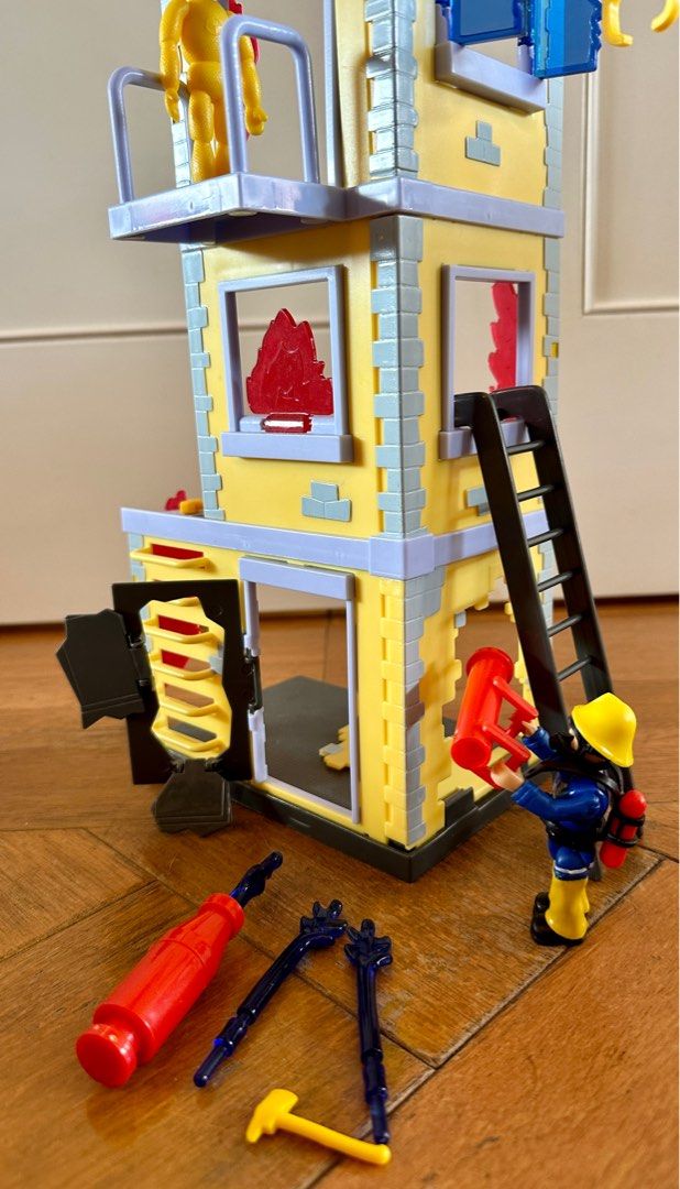 FIREMAN SAM RESCUE TOWER WITH 6 BOOK POCKET LIBRARY, 興趣及遊戲, 玩具 & 遊戲類 ...
