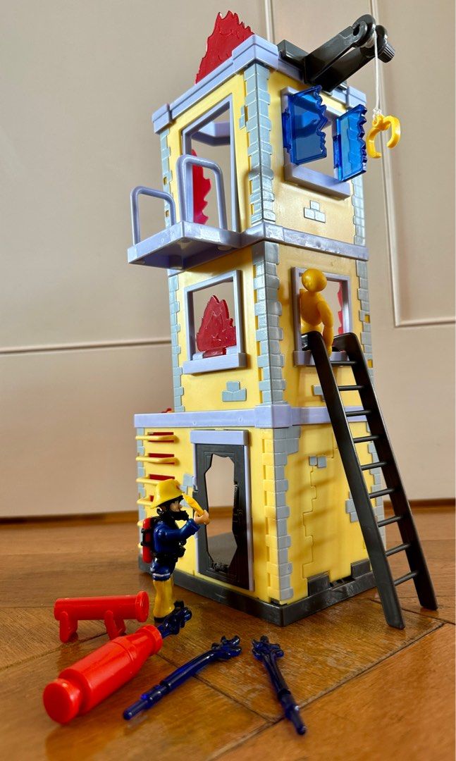 FIREMAN SAM RESCUE TOWER WITH 6 BOOK POCKET LIBRARY, 興趣及遊戲, 玩具 & 遊戲類 ...