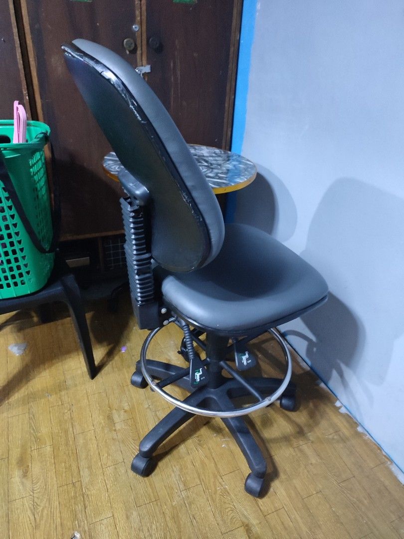 Hydraulic chair, Furniture & Home Living, Furniture, Chairs on Carousell