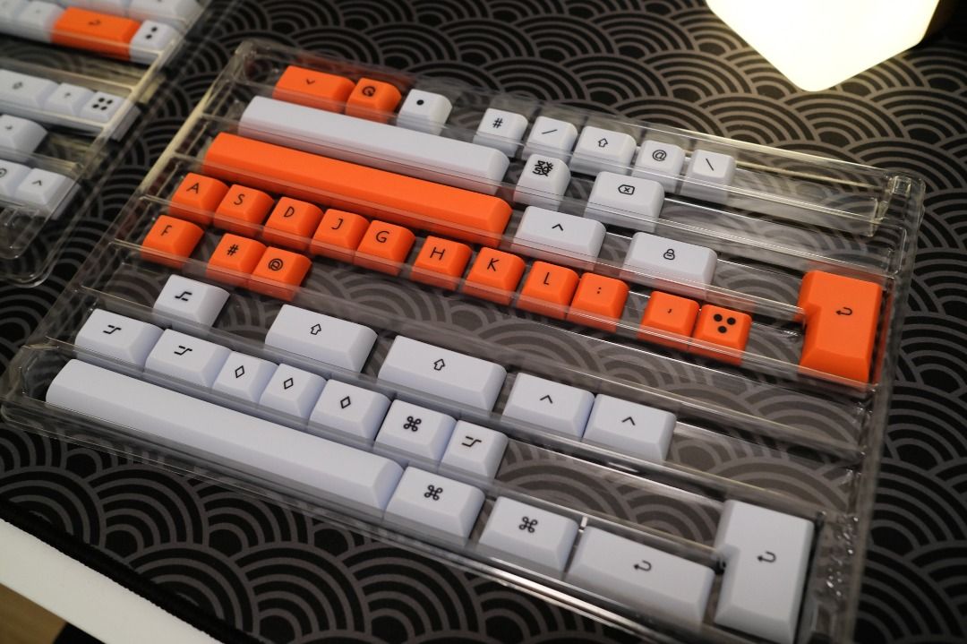 KBDFans - KAT DP0385 Keycaps (White/Orange combo), 電腦＆科技, 電腦周邊及配件, 電腦鍵盤及相關產品 - Carousell