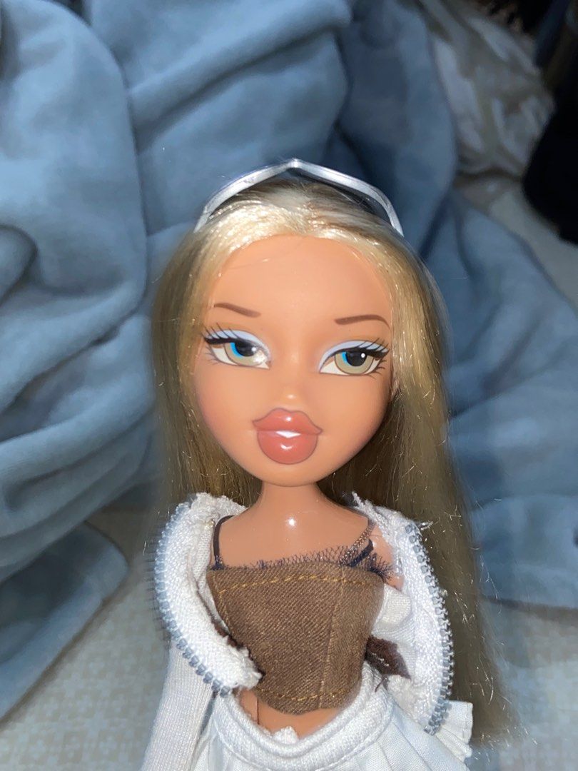 BRATZ BACK TO SCHOOL CLOE, Hobbies & Toys, Toys & Games on Carousell