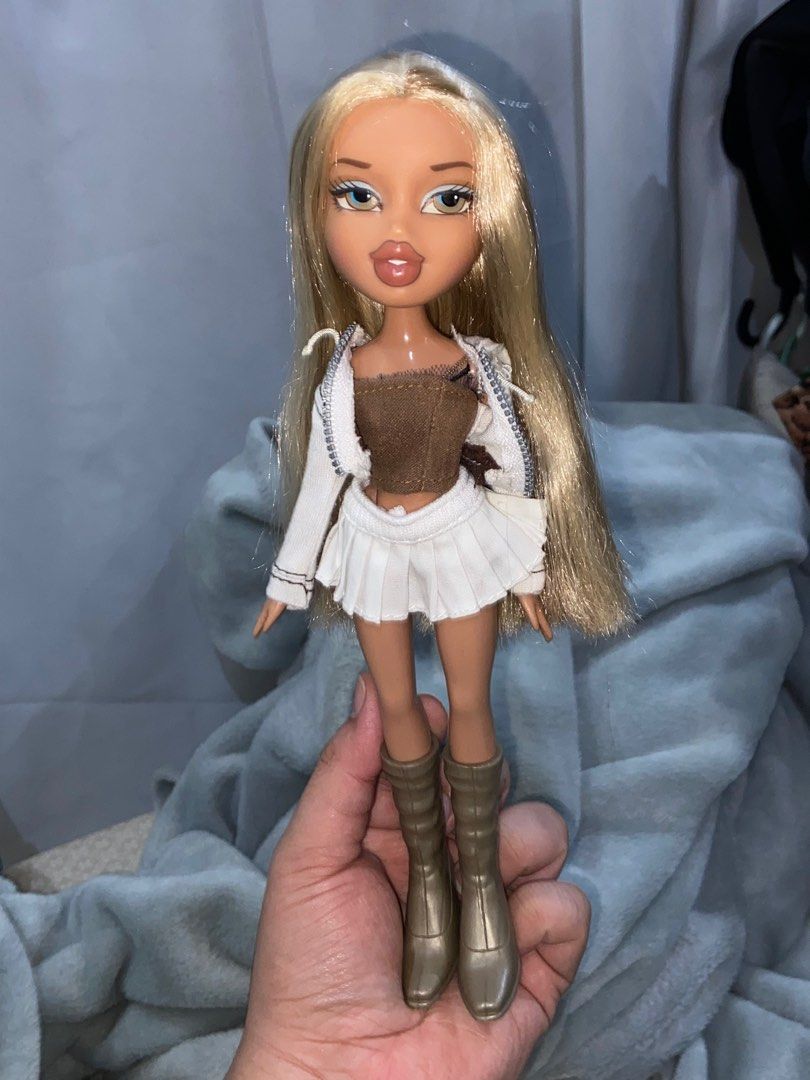 BRATZ BACK TO SCHOOL CLOE, Hobbies & Toys, Toys & Games on Carousell