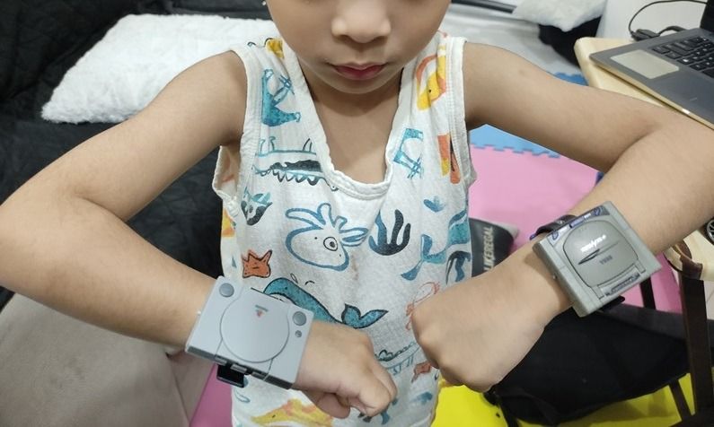 (P1,500) Retro PS1 Playstation Console Watch with figure freebies ...