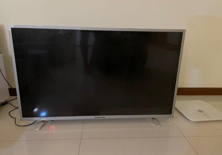 Panasonic viera 43" LED Smart Tv, TV & Home Appliances, TV & Entertainment, TV on Carousell